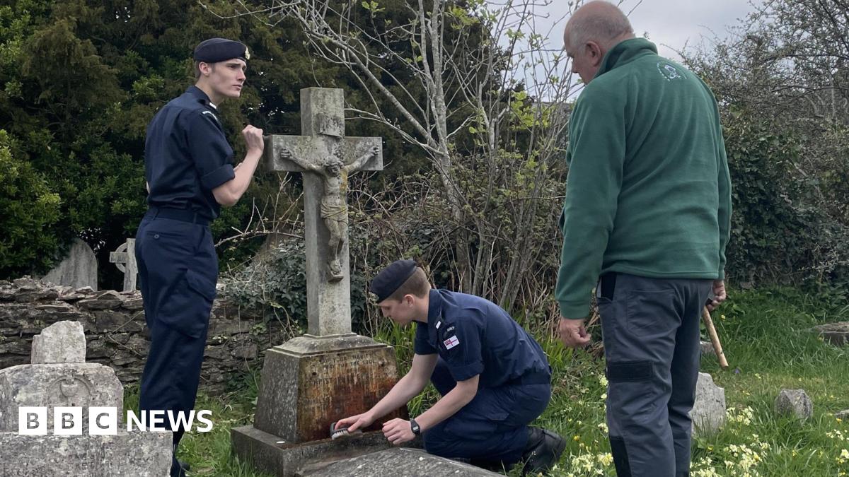 Veteran inspires Devon naval cadets to restore war graves - BBC News