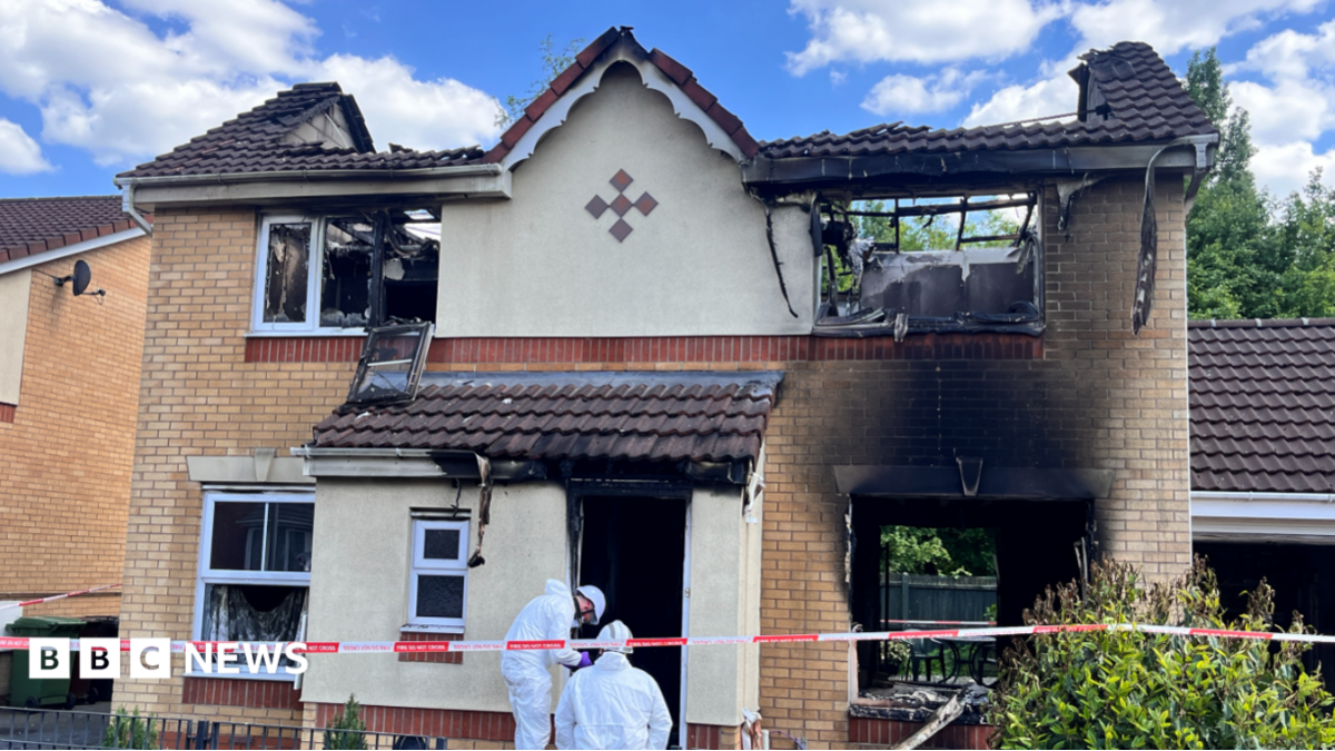 Man dies and four injured in fires at nearby homes in Bilston - BBC News