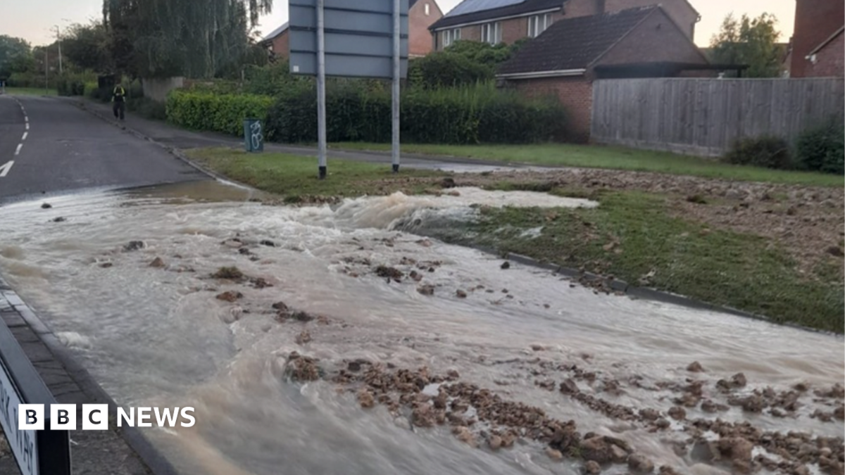 B4534 closed in Swindon amid burst water main - BBC News