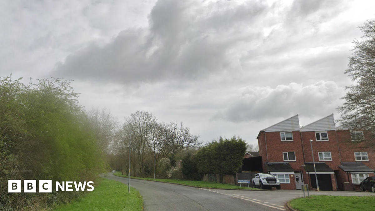 Man dies after Redditch car crash - BBC News