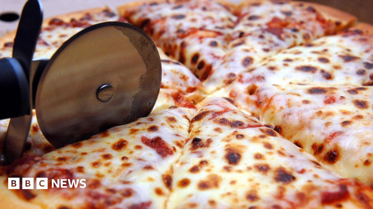 Colchester police deliver pizza after stopping driver - BBC News