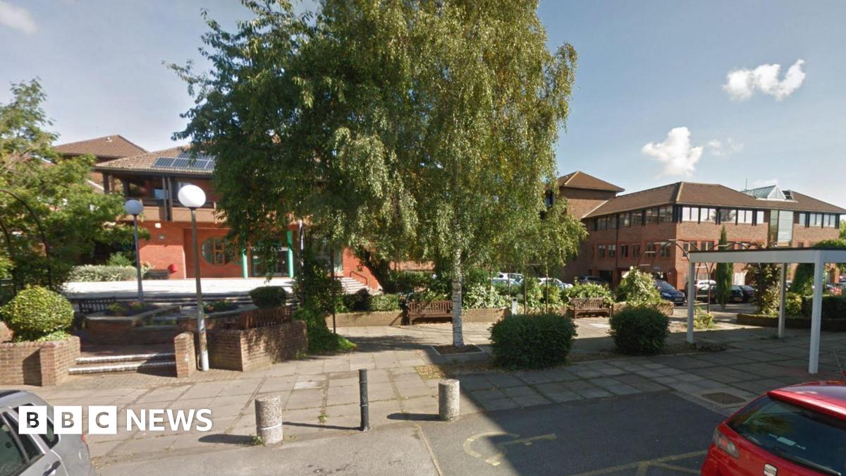Buckinghamshire Council to sell off offices in Amersham - BBC News
