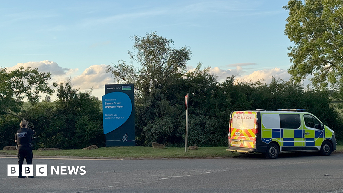 Teams search Draycote Water reservoir for missing man - BBC News