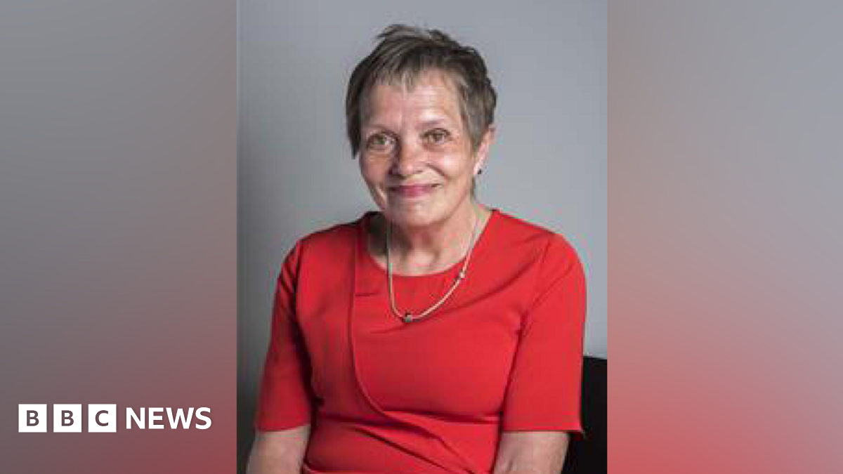 Tributes paid to 'passionate' Wolverhampton councillor - BBC News