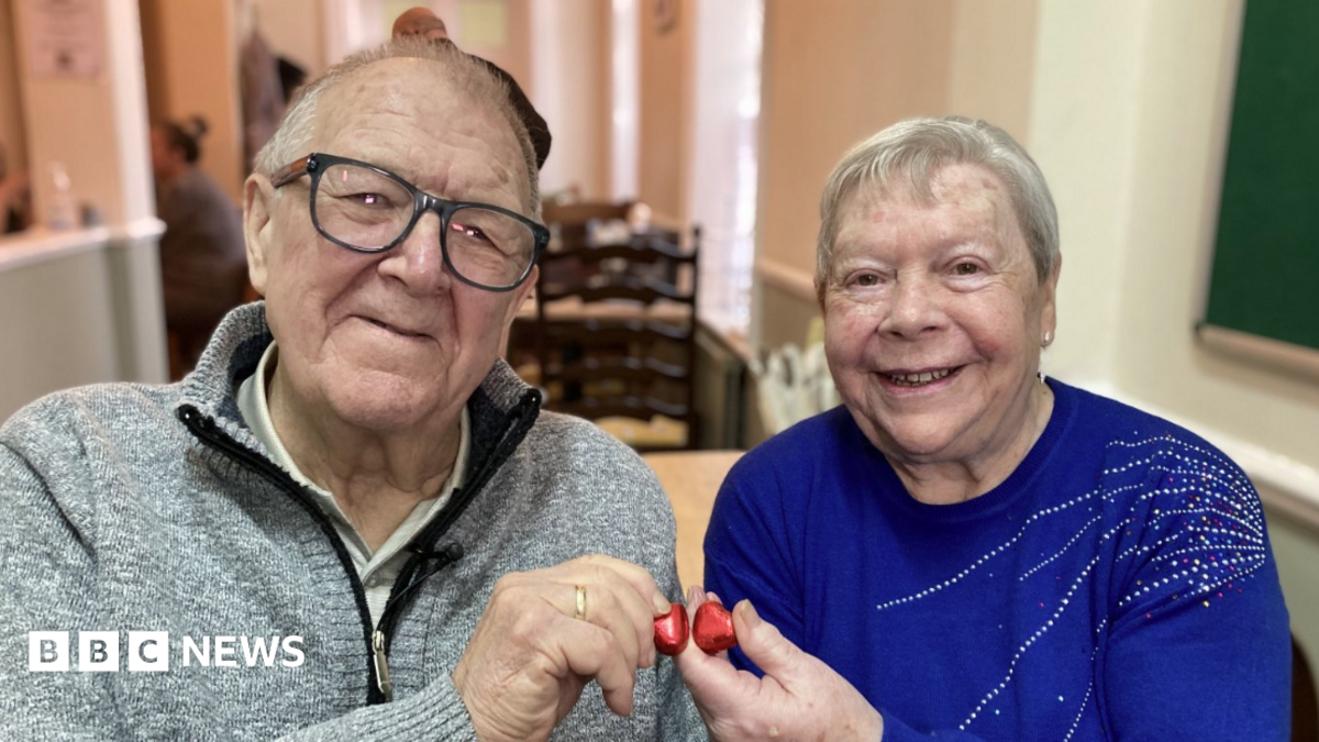 Hull couple in their 80s fall in love at social group - BBC News