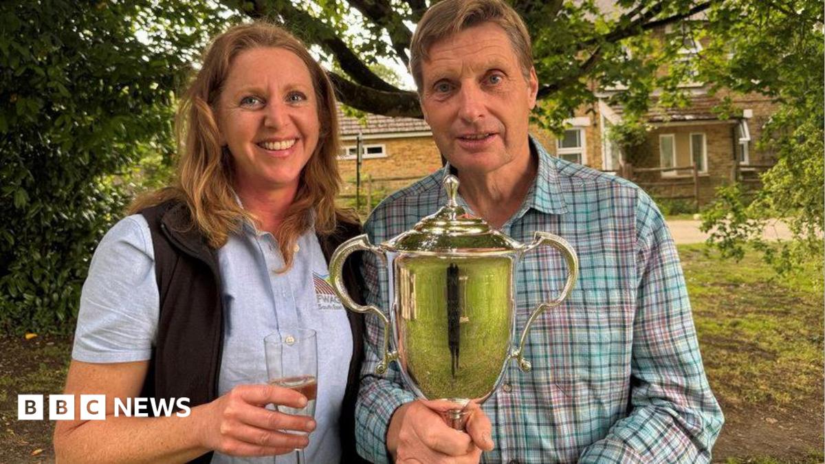 Kent: Livestock farmer wins prestigious conservation award - BBC News