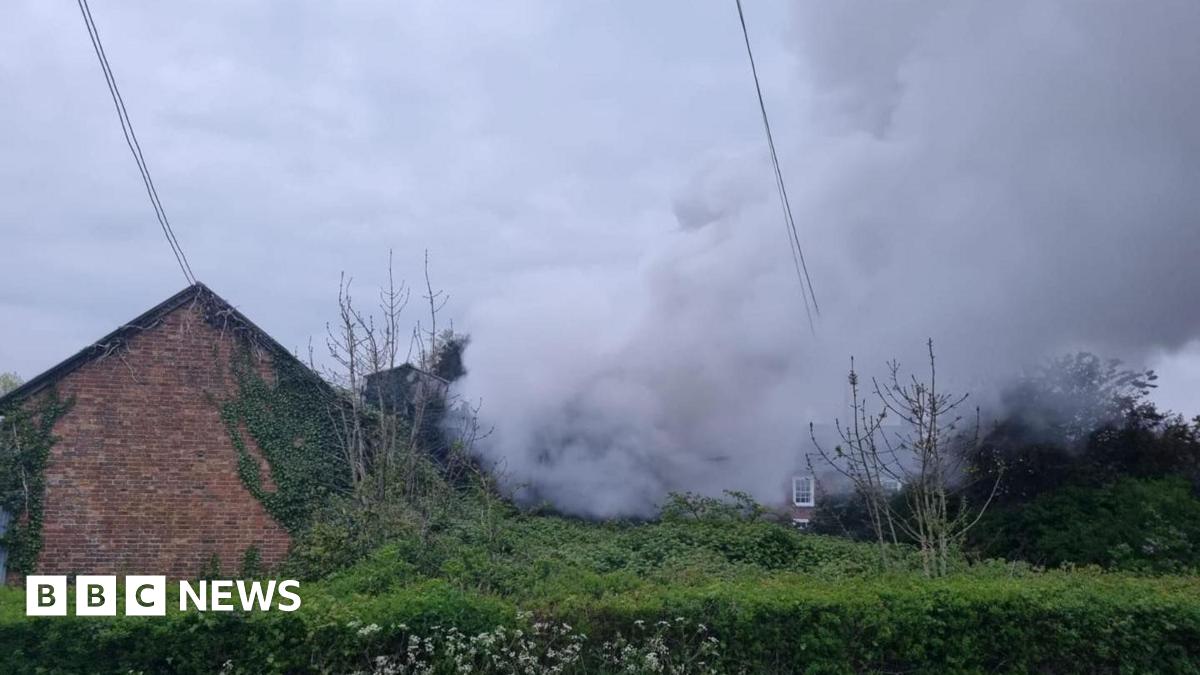 Bournemouth: Police suspect arson following Hicks Farm barn fire - BBC News