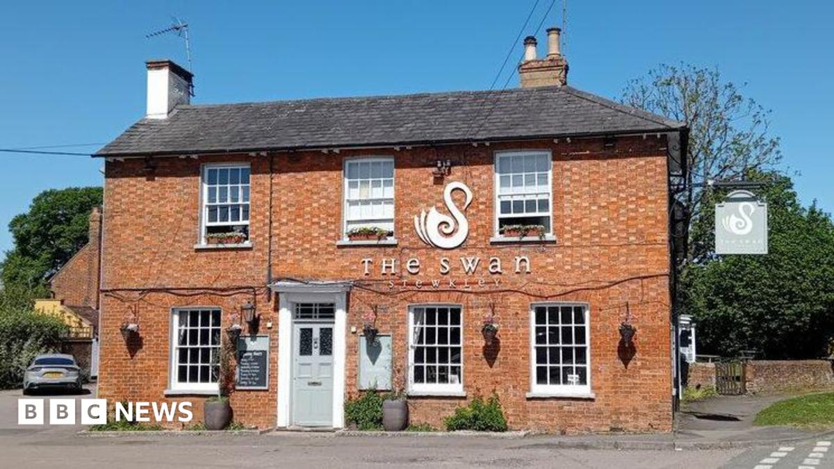 Thames Valley Police launch appeal after suspected arson at pub - BBC News