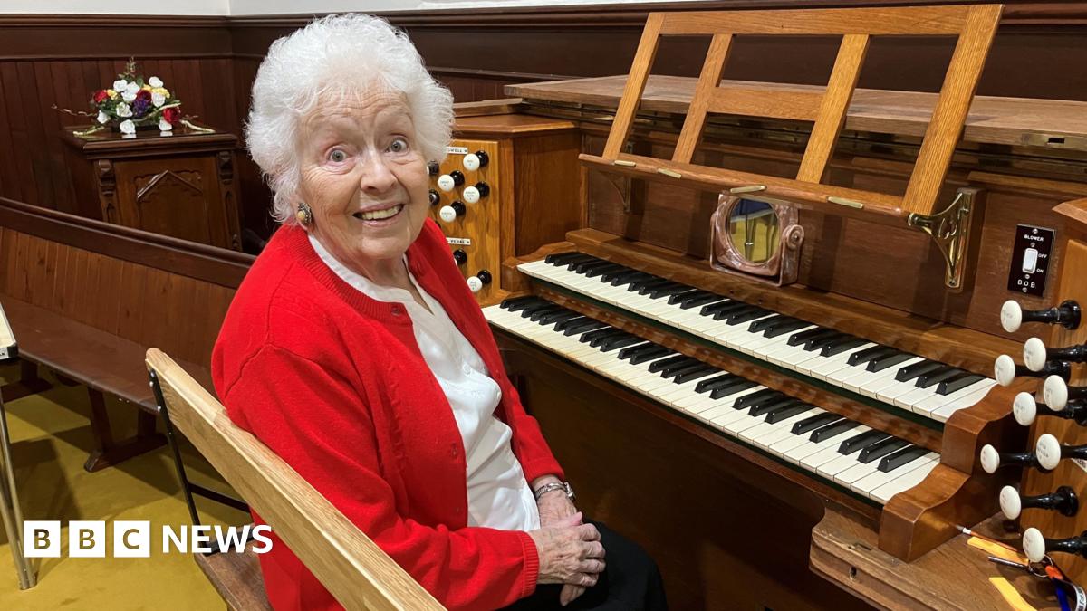 Morebattle church organist celebrates 75 years of service - BBC News