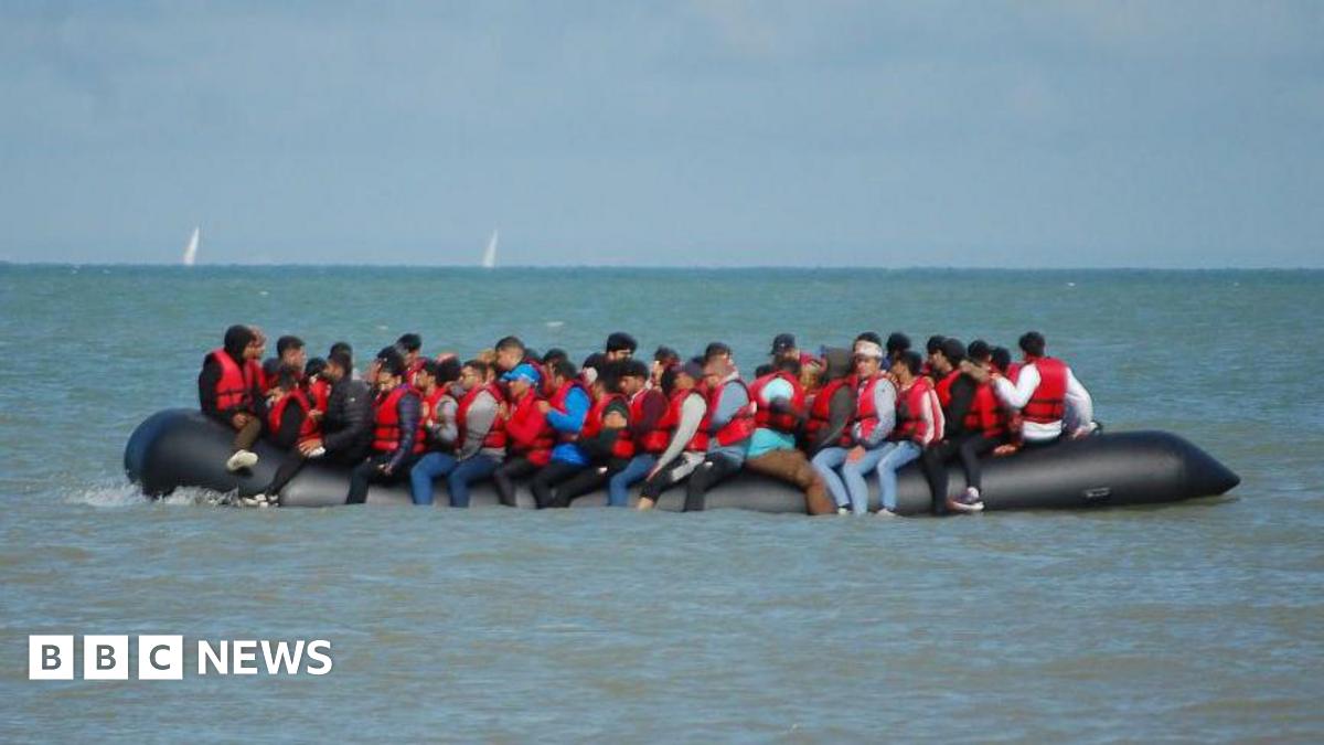 Channel migrants: More than 900 people arrive in one day - BBC News
