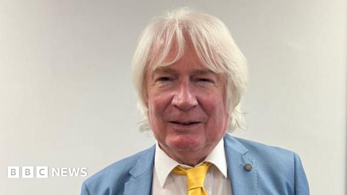 Arun District Council sorry for 'unacceptable' housing failures - BBC News