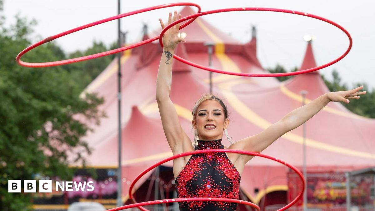 'I went on tour with the circus three days after I was born' - BBC News