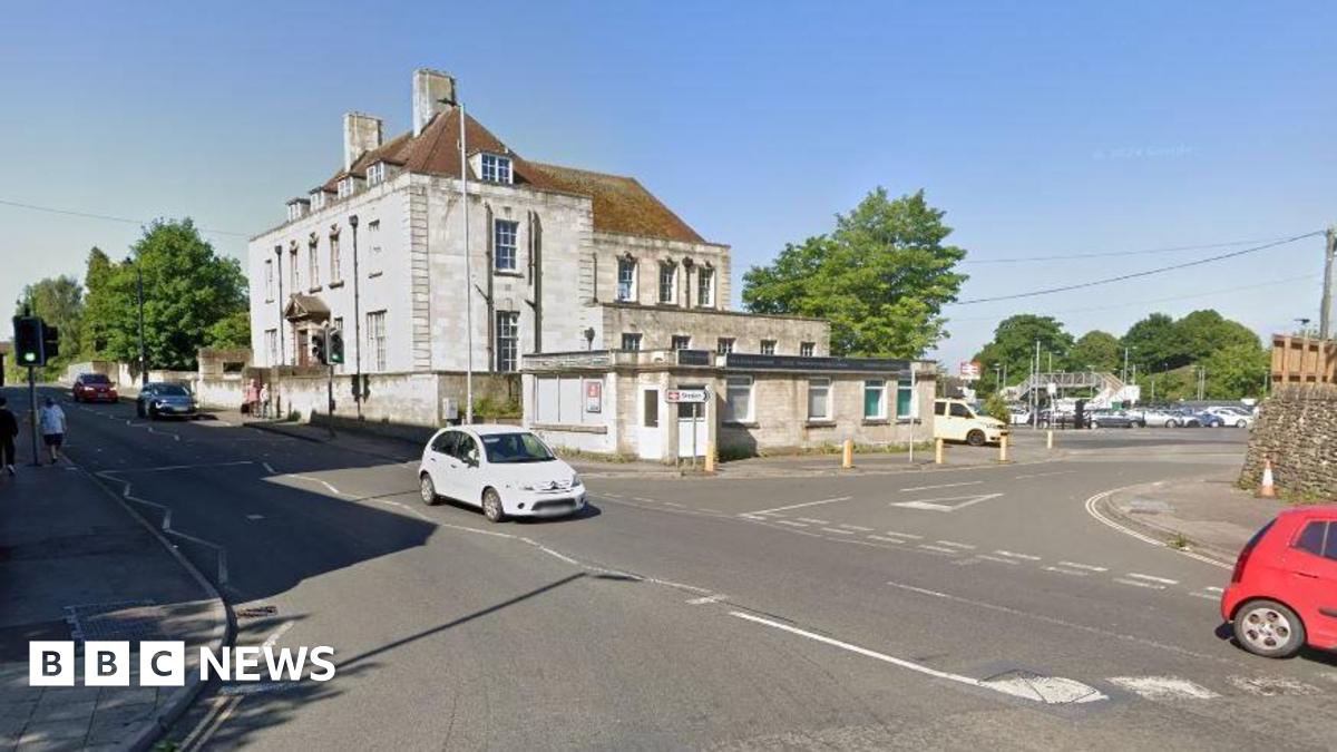 Emergency gas repairs in Trowbridge to fix number of leaks - BBC News
