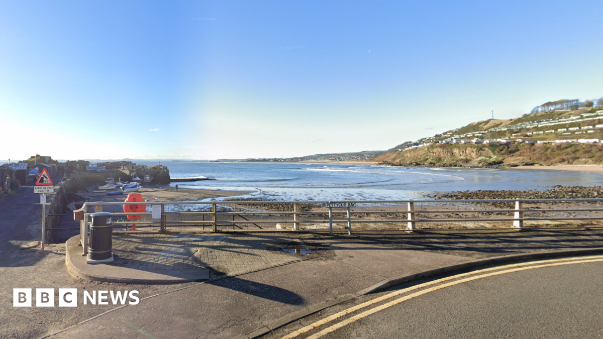 Masked gang of 20 attacks four teenagers near Fife beach - BBC News