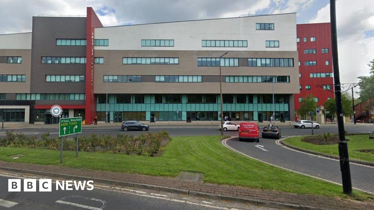 Barnsley College: AI course offered to improve understanding - BBC News