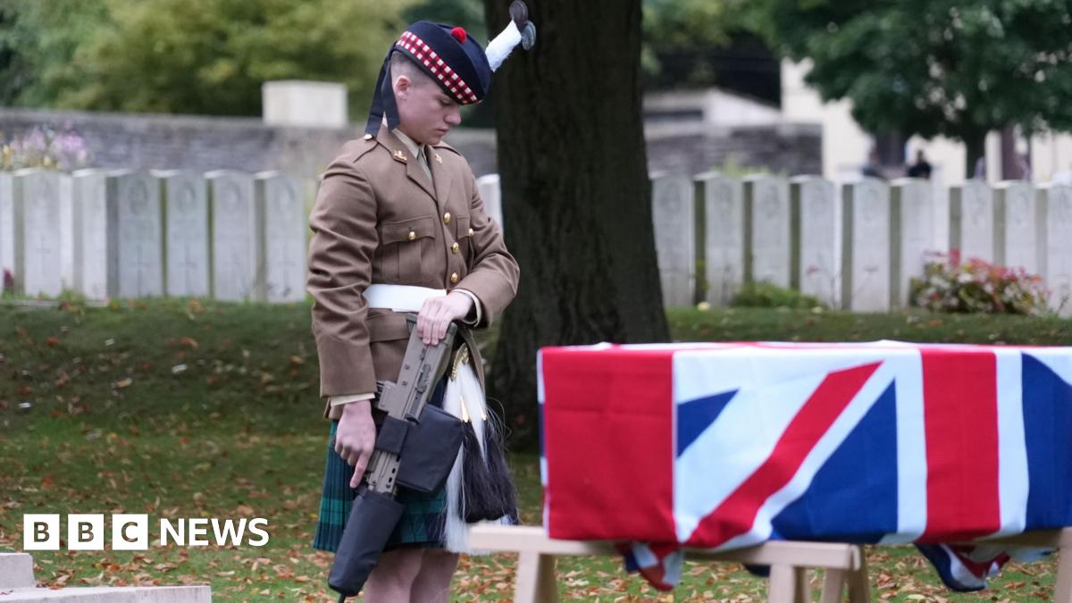 Unknown Scots soldiers given military burial in France - BBC News