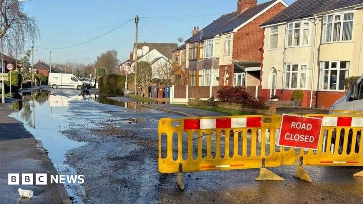 Burst pipe floods road and affects residents' water supplies - BBC News