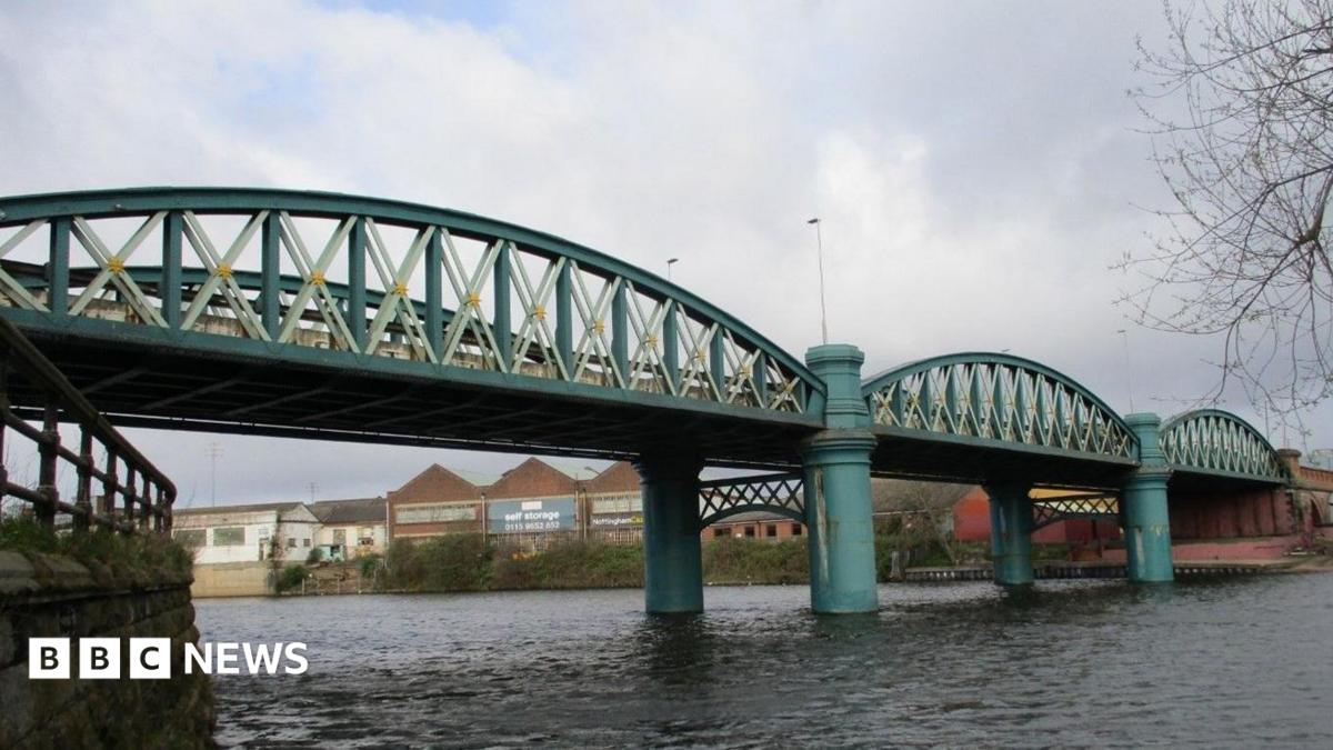 Bridge over River Trent to close for repainting work - BBC News