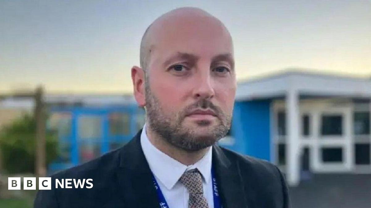 Teachers to leave Yeadon school after closure threat - BBC News