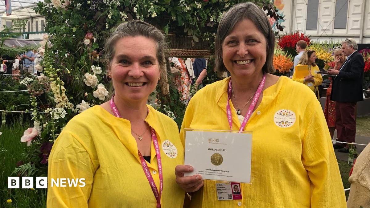 Birmingham florist celebrates Chelsea funeral flowers gold medal - BBC News