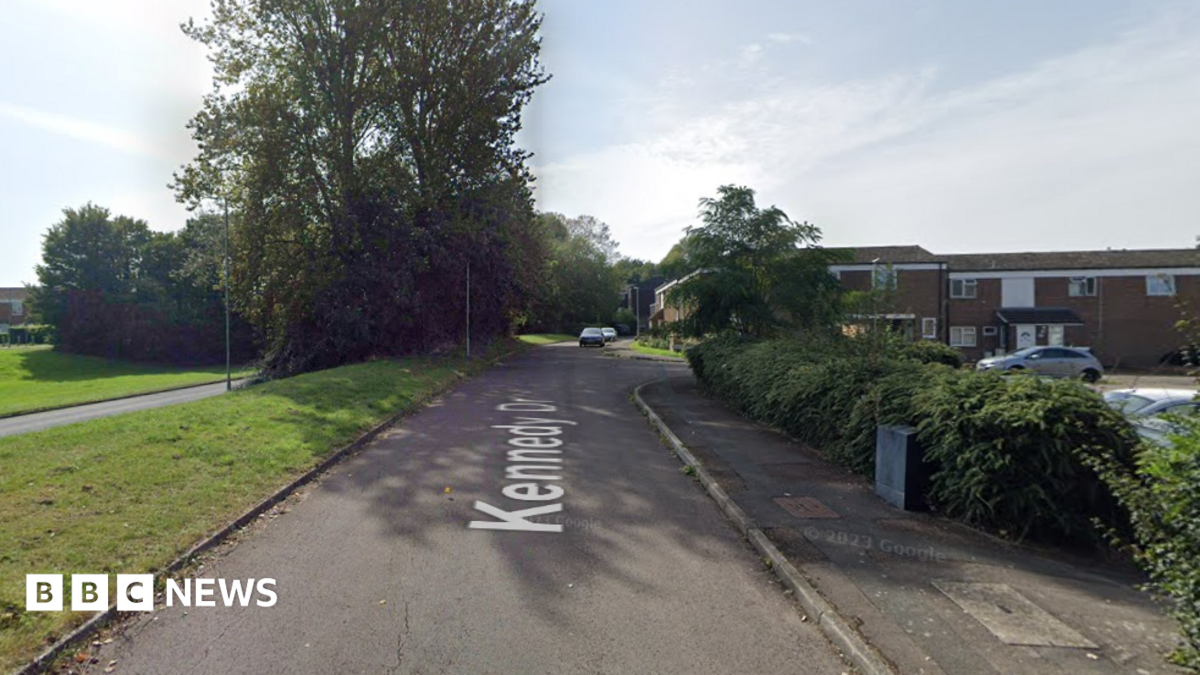 Swindon stabbing: Witness appeal after attack in Eldene - BBC News