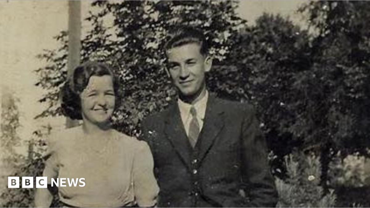Man writes book based on 200 of his parents' WW2 love letters - BBC News