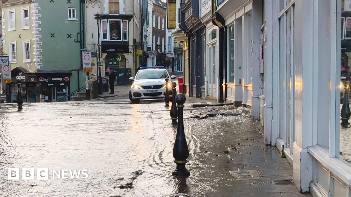 Durham city centre flooded after water main bursts - BBC News