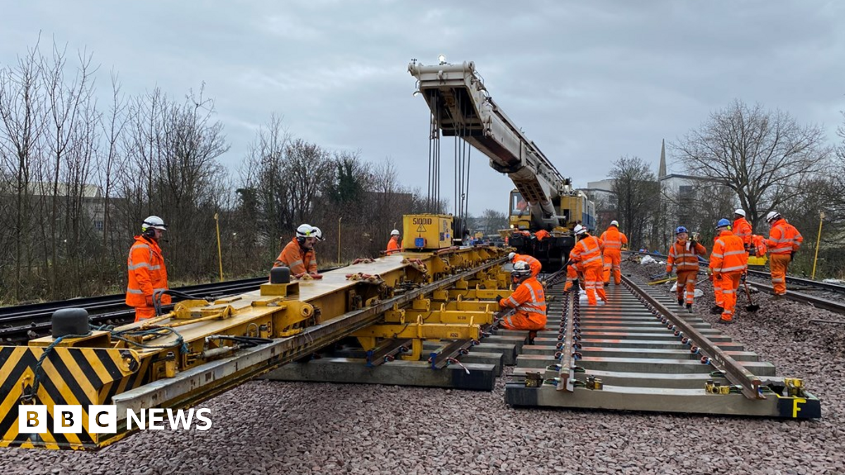 South London train disruption warning due to rail upgrade work - BBC News