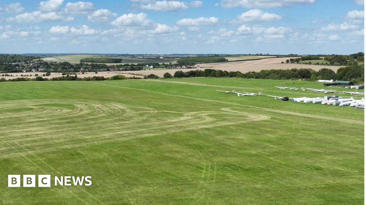 Dunstable Downs glider pilot died after tow rope detached - BBC News