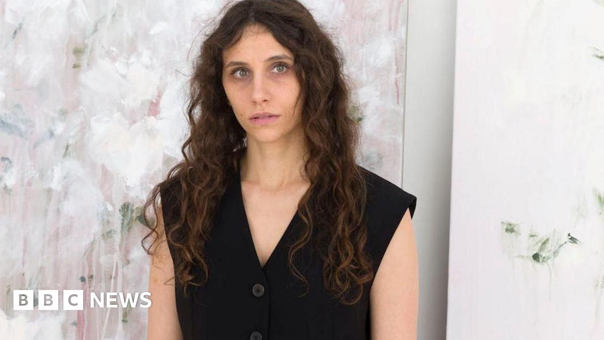 Margate: Blind artist prepares for first solo exhibition - BBC News