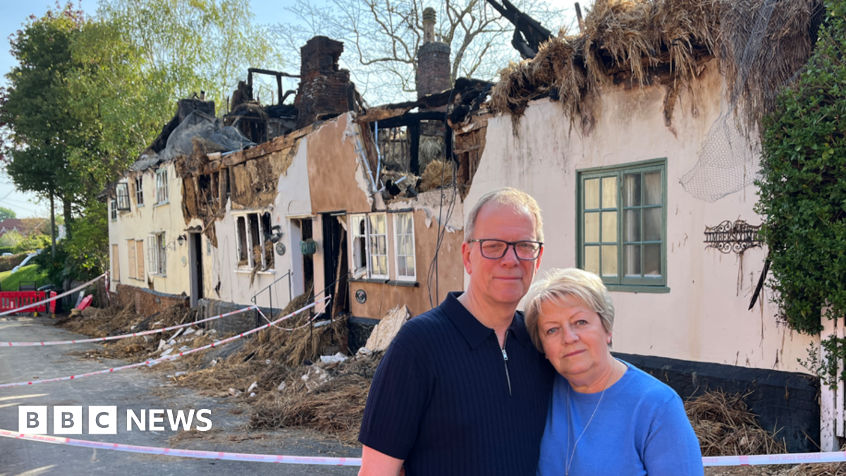 Thatched cottages fire in Bardwell 'like a dream', says couple - BBC News
