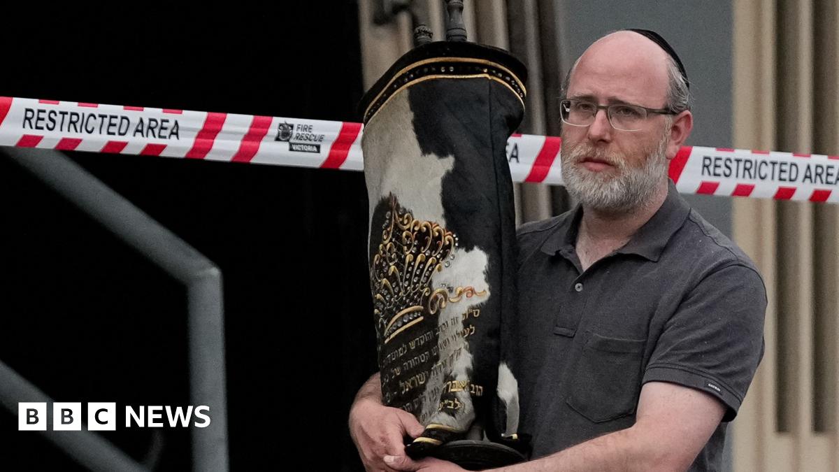 Worshippers flee arson attack at Melbourne synagogue - BBC News