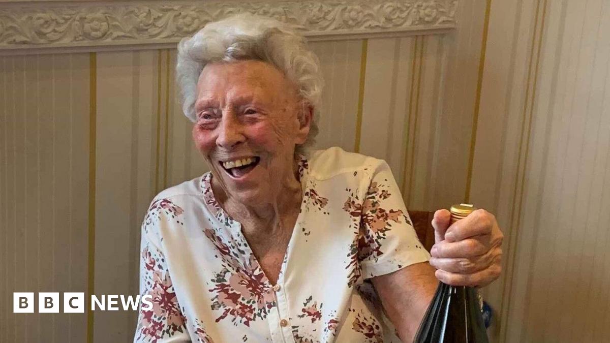 'Common sense is secret to old age' - 105-year-old - BBC News