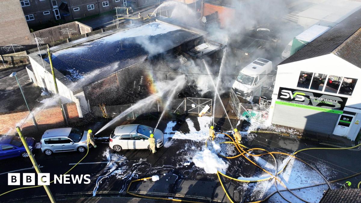 People urged to avoid area after Bognor Regis fire - BBC News