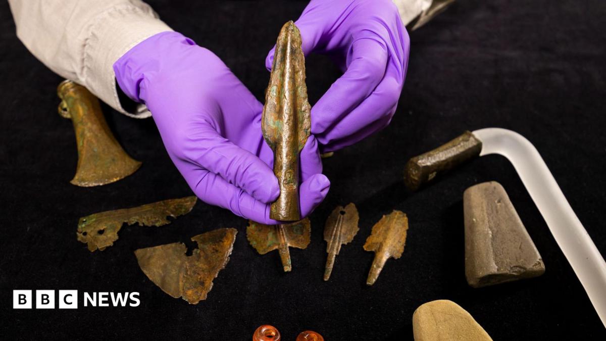 Bronze Age finds returning on loan to Isle of Lewis - BBC News