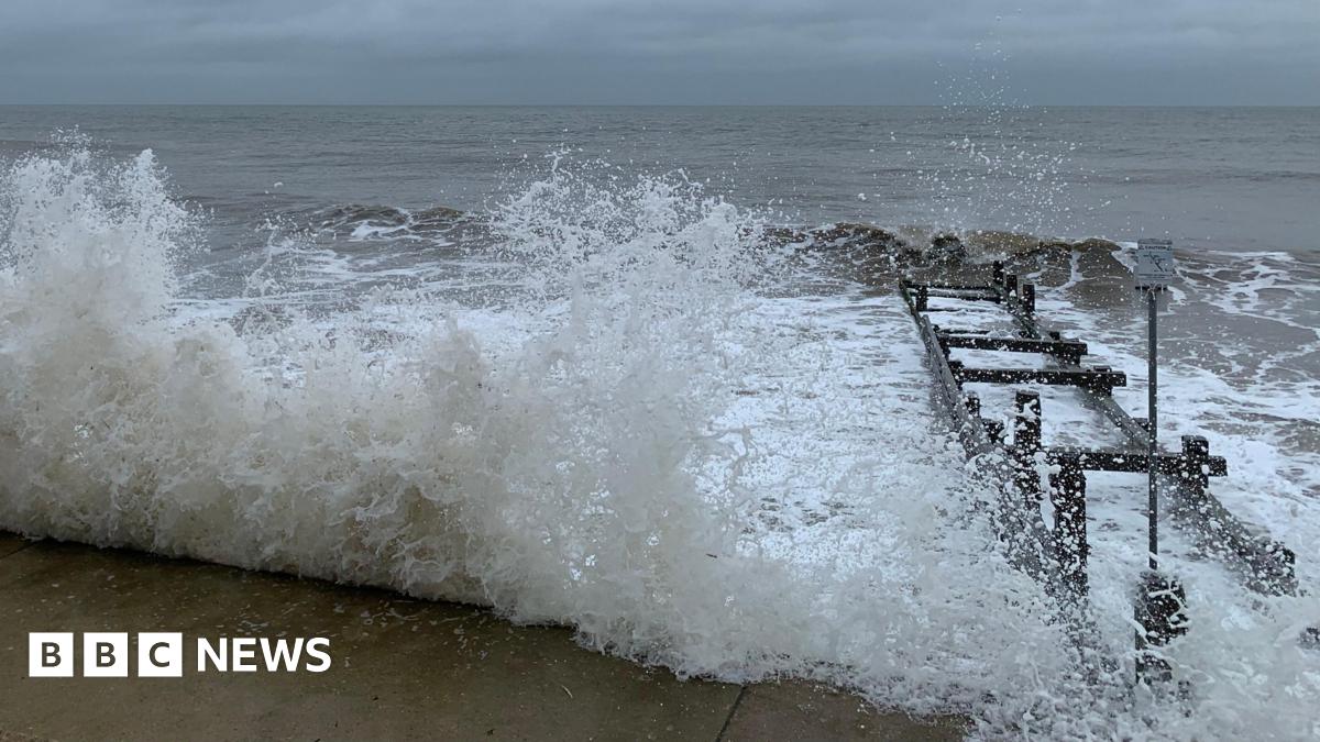 Storm Ashley: Flood alerts in Norfolk and Suffolk - BBC News
