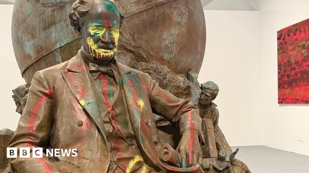 LA turns Confederate statues that launched US protests into art - BBC News