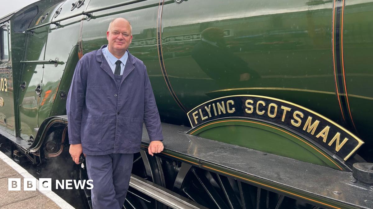 Flying Scotsman: 'iconic' locomotive arrives in Somerset - BBC News