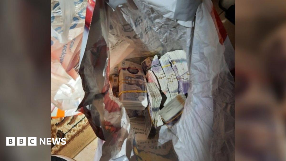 Chippenham: Three arrested as drugs and £40k cash found at home - BBC News