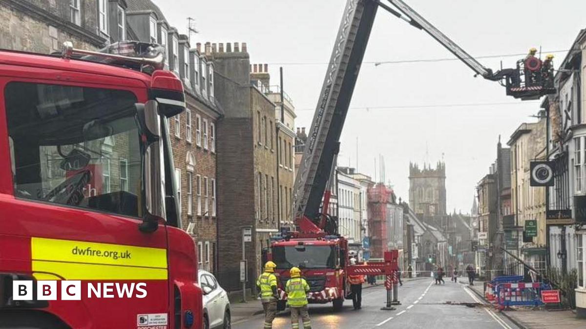 Dorchester road cordoned off over 'dangerous' building fears - BBC News