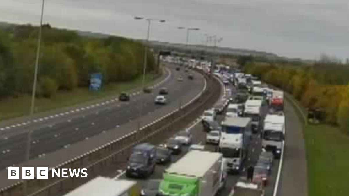 Three-mile jam on A1(M) at Yaxley after vehicle breaks down - BBC News