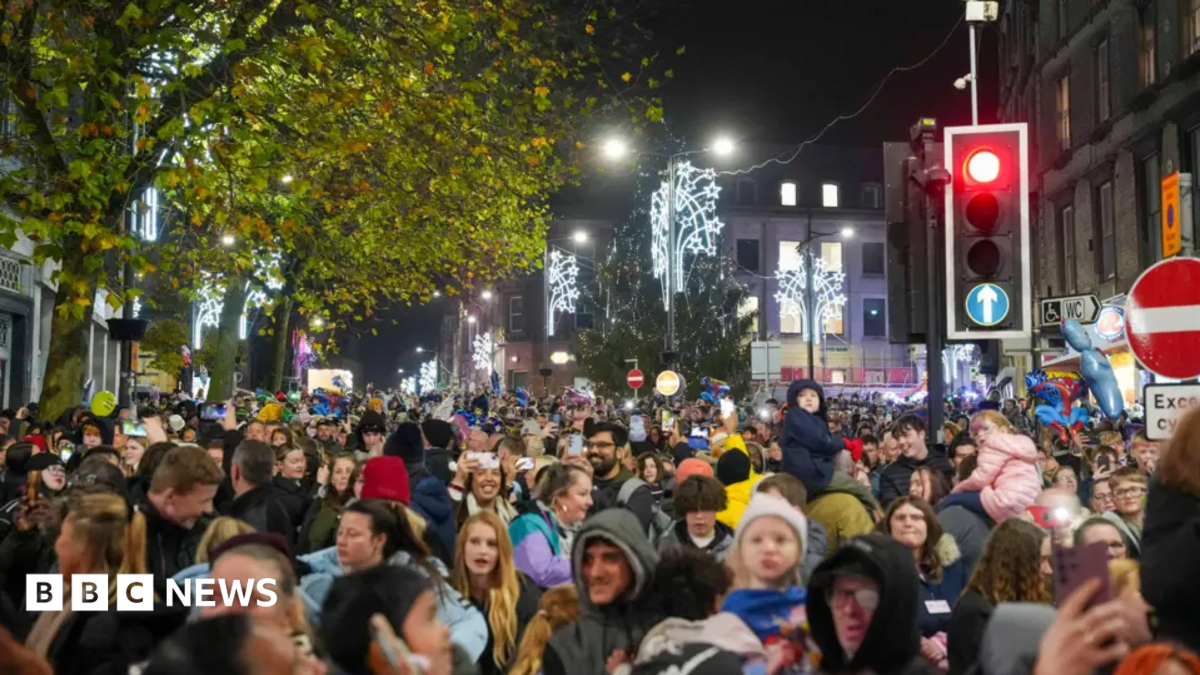 Free parking to entice Christmas shoppers into Wolverhampton - BBC News