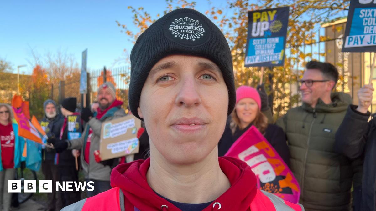 Hampshire college staff walkout over "unfair" pay - BBC News