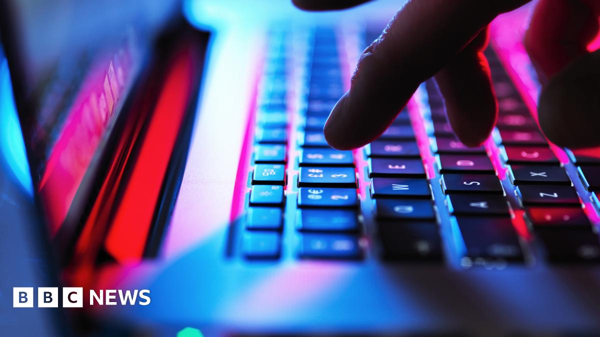 I﻿rish arrests in iSpoof anti-fraud operation - BBC News