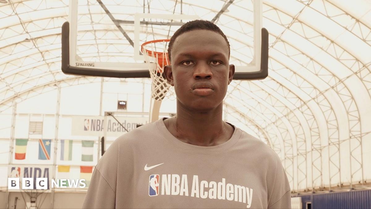 Olympics: South Sudan’s 17-year-old refugee basketballer - BBC News