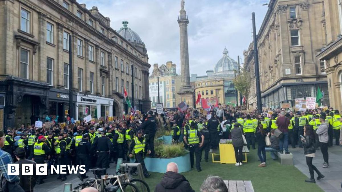 Protest and counter protest held Newcastle city centre - BBC News