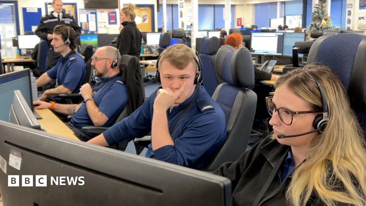 Police trial use of AI chatbot to ease pressure on call handlers - BBC News