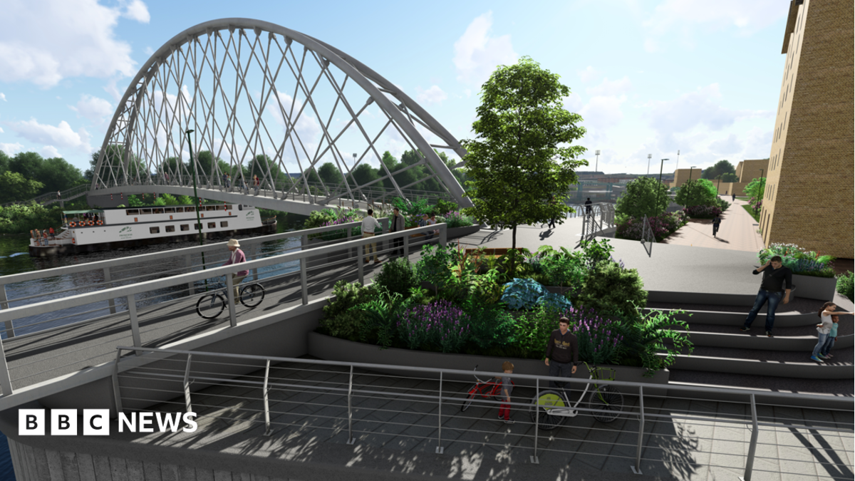 Sections of new River Trent bridge arrive on site - BBC News