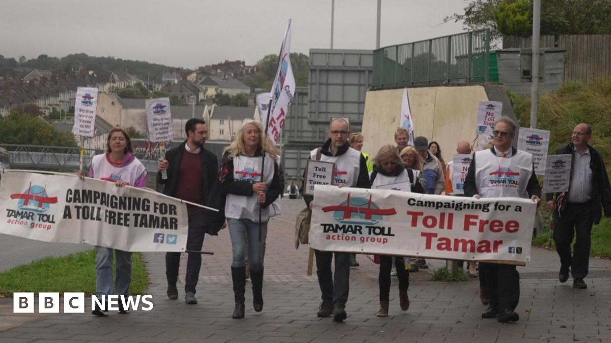 Tamar crossings protest over plans to increase toll prices - BBC News