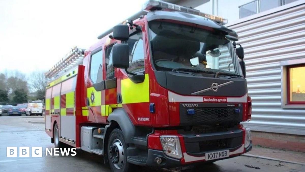 Fire crews tackle large warehouse blaze in High Wycombe overnight - BBC News